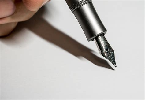 손은 펜촉 흰색 배경에 고립 된 어두운 은색 또는 회색 만년필을 쓰는 0명에 대한 스톡 사진 및 기타 이미지 0명 검은색 공란 Istock