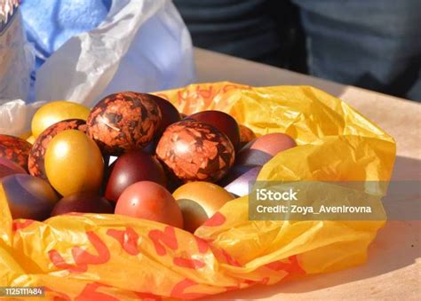 계란과 상트에서 Rybatsky에 축복 받은 성모의 중 보의 교회 예배당 근처 케이크의 헌신 공휴일에 대한 스톡 사진 및 기타