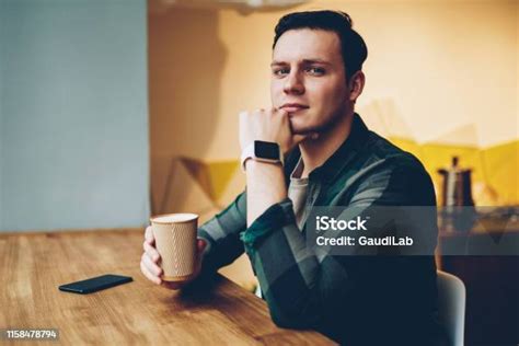 커피 와 카페 인테리어에 혼자 앉아 문제 해결에 숙고 하는 Pensive 십대 남성의 초상화 잘 생긴 명상 힙스터 남자 커피 휴식 시간 동안 계획에 대 한 생각 카메라를