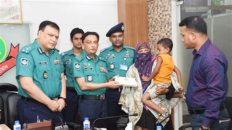 ছুরিকাঘাতে নিহত পুলিশ সদস্যের পরিবারের পাশে ডিএমপি