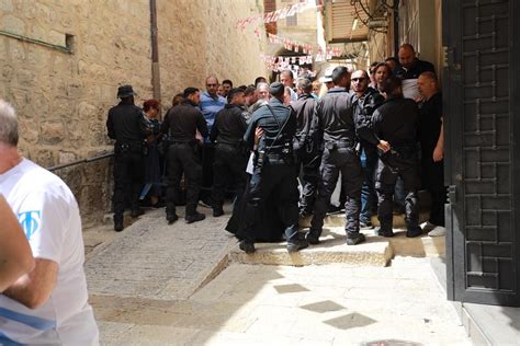 بالفيديو والصور الاحتلال يعتدي على الفلسطينيين المسيحيين في القدس