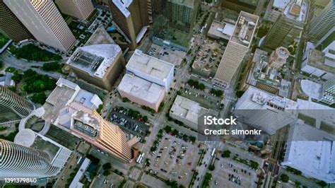 ตึกระฟ้าในใจกลางเมืองฮูสตัน ภาพสต็อก ดาวน์โหลดรูปภาพตอนนี้ กลางวัน กลางแจ้ง การตั้งค่า