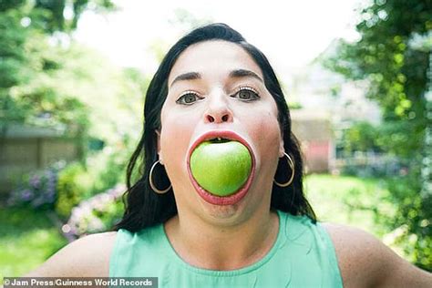 Woman 31 Whose Mouth Opens 256 Inches Becomes Guinness World Record Holder Daily Mail Online