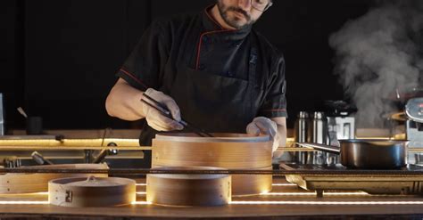 김이 나는 남성 남자 담배를 피우다 대나무 대나무 기선 레스토랑 레시피 만두 맛있는 미식가 셰프 손 식사 아시아 요리 요리 요리 기술 요리