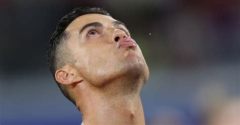 정신적 지주 Vs 속도 느린 계륵 공격수 여전한 C 호날두 딜레마 英 레전드 호날두 90분 못 뛴다는 현실 받아들여야