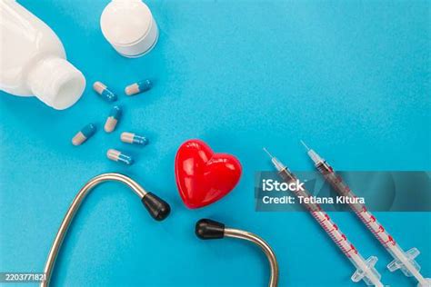 알약 청진기 주사기 그리고 고립된 파란색 배경에 빨간 심장 의료 개념 심혈관 질환의 개념 건강한 심장 0명에 대한 스톡 사진 및 기타 이미지 Istock