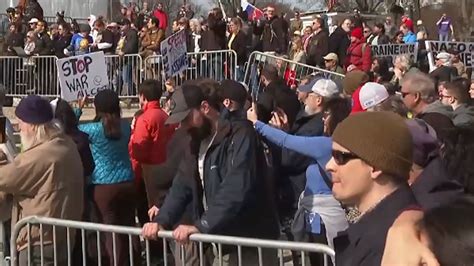美上千反战人士游行要求停止对乌军援现场前苏联与俄罗斯国旗亮眼 凤凰网视频 凤凰网