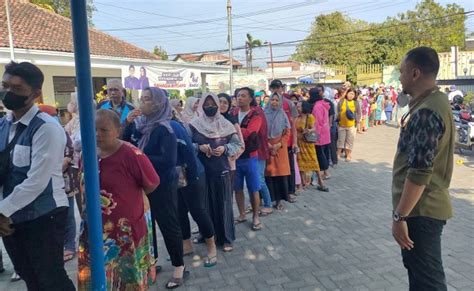 Warga Kota Kediri Antre Beras Murah Bacaini Id
