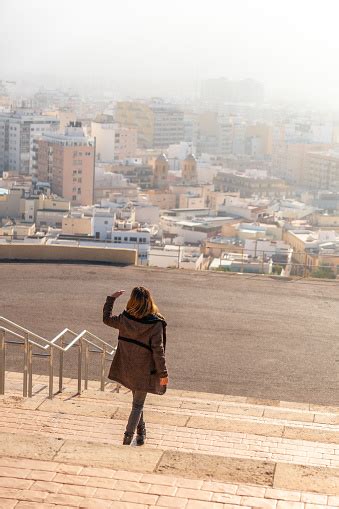 세로 산 크리스토발과 배경에 알메리아의 도시의 전망의 계단에 젊은 관광객 안달루시아 스페인 지중해의 코스타 델 솔 40 44세에
