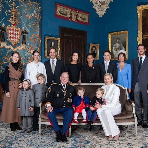 La famille princière de Monaco pose pour une belle photo de famille