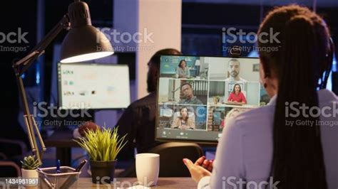 화상 통화 회의에서 비즈니스 회의에 참석하는 임원 보좌관 경영자에 대한 스톡 사진 및 기타 이미지 경영자 단체 데이터 Istock