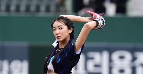 [포토] 슈퍼모델 권은진 시구 힘찬 와인드업