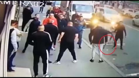 VIDEO Bataie ca n filme cu macete și spray lacrimogen între două