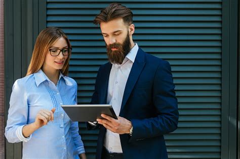 야외에서 태블릿 컴퓨터를 탐색하는 남성 및 여성 비즈니스 사람들 2명에 대한 스톡 사진 및 기타 이미지 2명 계획 기업 문화 Istock