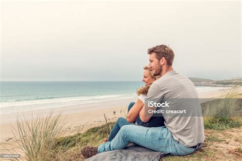 로맨틱 커플이 날에 Fistral 비치 뉴 퀘이 콘월 위에 모래 언덕에 앉아 뉴키에 대한 스톡 사진 및 기타 이미지 뉴키
