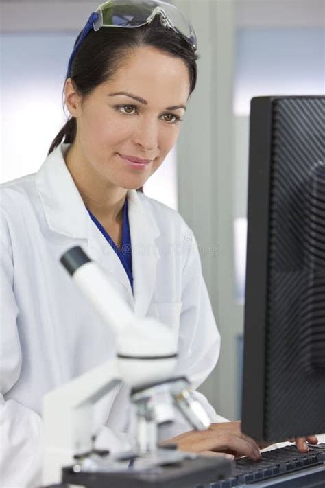 Científico De Sexo Femenino Que Usa El Ordenador En Laboratorio Imagen