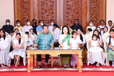 សម្ដេចតេជោប្រើទុយោស្រោចទឹកដល់កូនក្មួយ