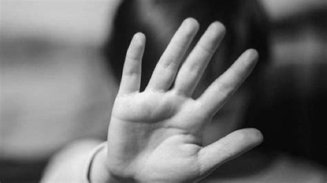 Mulher tenta enforcar filho corrente após briga por celular