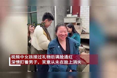 男子相亲提礼物给丈母娘散烟，女孩满脸通红笑意未减：马上要成了