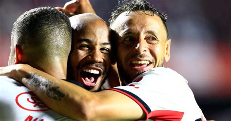 São Paulo goleia Avaí em último teste antes da final da Sul Americana e ganha posições no
