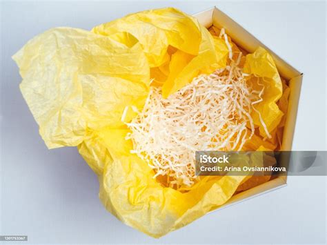 내부에 노란색 포장지가 있는 육각형 흰색 선물 상자를 열고 흰색 배경에 흰색 백서를 파쇄합니다 Mockup 0명에 대한 스톡 사진 및 기타 이미지 Istock