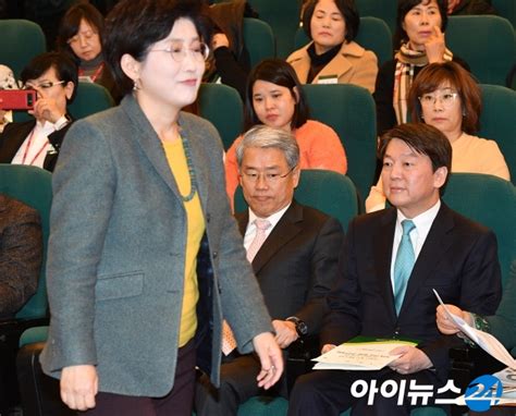 포토 어색한 안철수 박주현