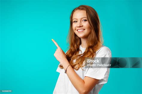 카피 스페이스를 보여주는 초상화 매력적인 꽤 쾌활한 소녀 젊은 여자에 대한 스톡 사진 및 기타 이미지 젊은 여자 20 24세 가리키기 Istock