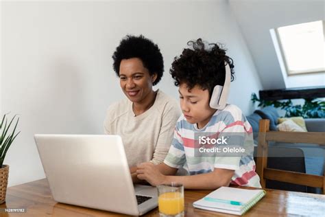 아프리카 계 미국인 어머니 작업 온라인 과 그녀의 아들 하 고 숙제 에 그녀의 사무실 10 11세에 대한 스톡 사진 및 기타