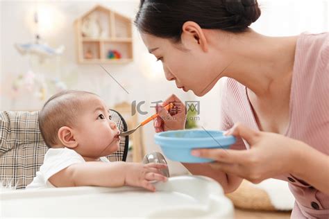妈妈喂宝宝吃饭高清摄影大图 千库网