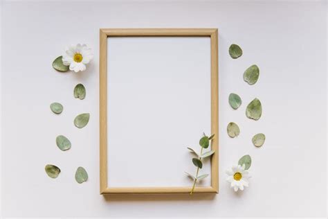 空の木製フレームを囲む葉と花 無料の写真 Wooden Frame With Blank Paper Floral Frame