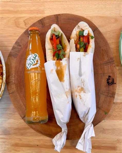 ‎نوید غیاثی‌ آشپزی‎ ‎میدونی راز ساندویچ بندری بازاری چیه؟ 🎁🍳هرکی بگه چند بار گفتم سوسیس بهش