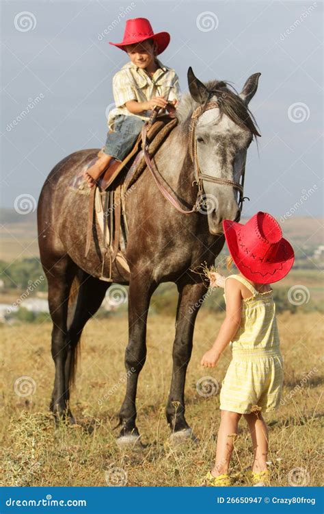 Jonge Gelukkige Kinderen Die Paard Berijden Stock Afbeelding Image Of