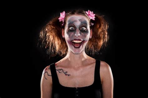 Payaso De Sexo Femenino Insano Delante Del Negro Foto De Archivo Imagen De Boca Perforar