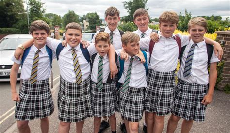 ห้ามใส่ขาสั้น งั้นผมใส่กระโปรง นักเรียนอังกฤษใส่กระโปรงประท้วงข้อบังคับต้องใส่ขายาว The Standard