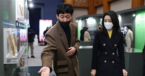 춘추관 문학특별전시회 찾은 김건희 여사