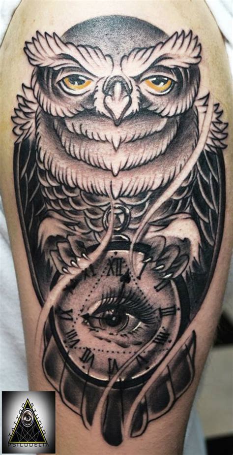 Tatuaje De Un Búho Encima De Un Reloj Con Un Ojo
