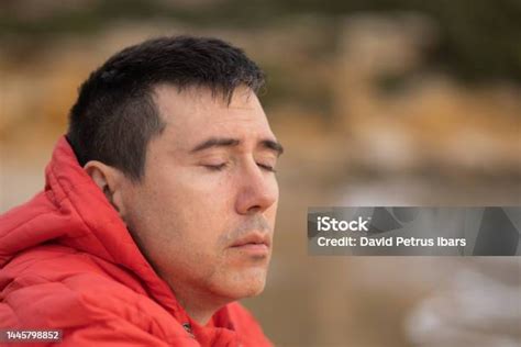 기후 변화에 대해 슬퍼하는 바다 앞에서 우는 젊은 성인 남자 지속 가능성과 환경의 개념 35 39세에 대한 스톡 사진 및 기타