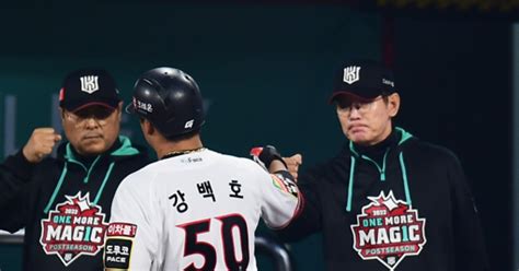 이강철 감독 강백호 홈런 멋졌어 Mk포토