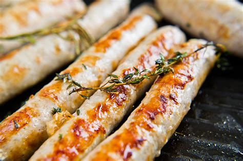 프라이팬에 돼지고기와 치킨 소시지를 튀긴 회색 배경 측면 보기 클로즈업 건강한 식생활에 대한 스톡 사진 및 기타 이미지 건강한 식생활 검은색 고기 Istock