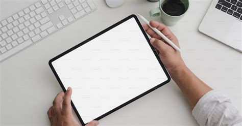 컴퓨터와 노트북이 있는 실용적인 작업 공간에서 빈 화면 태블릿으로 작업하는 사업가의 상위 뷰 사진 Unsplash의 태국 이미지