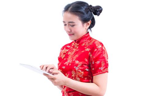 아름 다운 젊은 아시아 여자 착용 중국 드레스 전통적인 치파오 또는 Qipao 현대 디지털 태블릿 개념 구매 디지털 온라인 기술