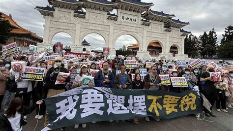 睡不著！千人戴睡帽上凱道 怒轟政府：放棄百億稅收 卻要加稅！ 民生電子報