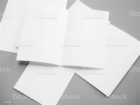 포스터 모형 종이 회색 배경에 고립 된 흰색 종이 빈 초상화 용지 A4 브로셔 잡지는 회색으로 격리되어 배너 제품을 사용할 수 있습니다 공란에 대한 스톡 사진 및 기타