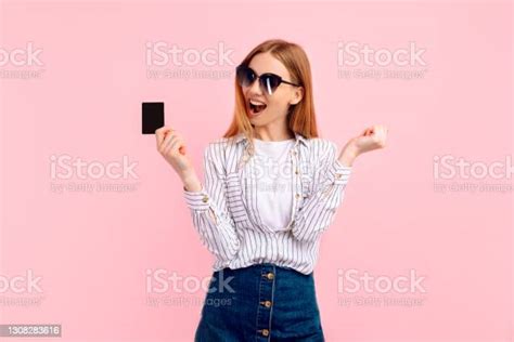 분홍색 배경에 은행 카드를 들고 선글라스에 쾌활한 젊은 여자 고객에 대한 스톡 사진 및 기타 이미지 고객 금융 미소