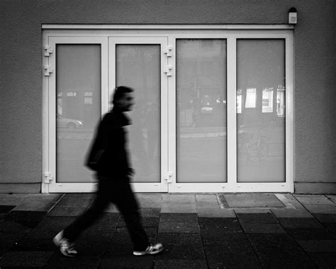 무료 이미지 빛 검정색과 흰색 화이트 사진술 창문 서 있는 좌석 그림자 어둠 검은 단색화 영상 모양 흑백 사진 필름 누아르 인간 위치