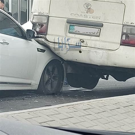 بالصور حادث تصادم بين حافلة نقل ركاب ومركبة بالقرب من الجامعة