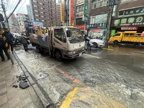 新北板橋南雅南路水管破裂 預計1223上午修復 生活 中央社 Cna