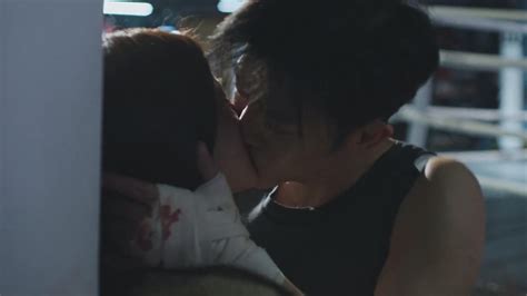 霸道总裁健身房发泄，激吻小娇妻把她吓哭，小娇妻主动献上甜吻安抚他，太激烈了！《我，喜欢你 Dating In The Kitchen》ep21