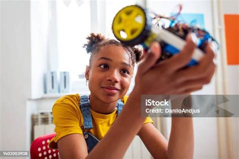 Stem 수업의 어린 소녀 아이에 대한 스톡 사진 및 기타 이미지 아이 유색 인종 10 11세 Istock