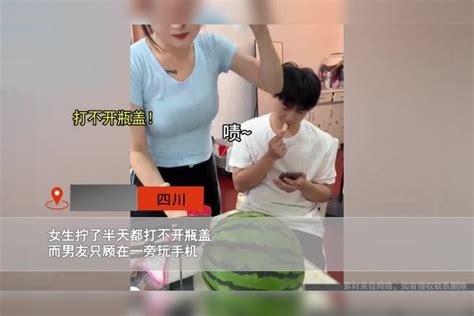 女生拧不开瓶盖见男友无动于衷，瞬间暴怒一拳打烂西瓜，男友吓懵